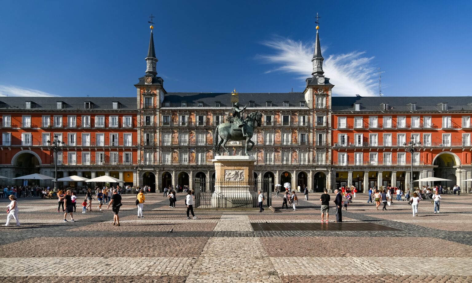 Moving to Spain as a US student in 2026: visa, money, housing, the ...
